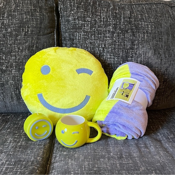 Room Essentials | Other | Yellow And Gray Smiley Face Set | Poshmark
